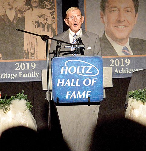 Holtz banquet crowd urged to strive to make difference | News, Sports ...